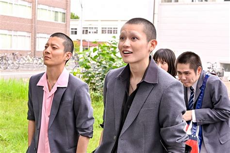 日曜劇場「ドラゴン桜」最終回（第10話）。卒業式で涙を流す小橋（西山潤・左）と岩井（西垣匠）（c）tbs ― スポニチ Sponichi