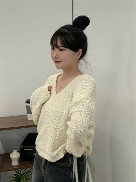 아토그 몽글 브이넥 세미크롭 니트2color 위시버킷