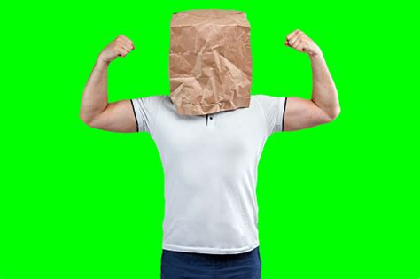 남자들은 머리에 종이 봉투를 놓고 힘 이두근 동기 부여 지지 초리주의를 보여줍니다 녹색 배경에 격리 이미지는 어디서나 사용하기 위해 자르기 쉽습니다 공간을 복사 35 39