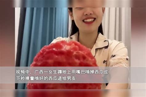 女生蹲地上啃西瓜皮，下秒捧着满满牙印的西瓜递给男友，结局齁甜