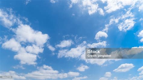 澄んだ青空と雲背景のある雲のパノラマビュー まぶしいのストックフォトや画像を多数ご用意 まぶしい カラー画像 タイ王国 Istock