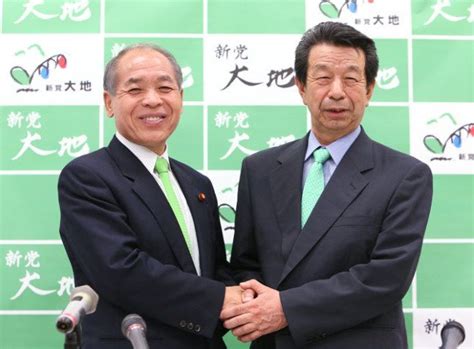 参院選に出馬する新人の鈴木宗男氏（右）と：参議院議員・鈴木宗男氏 写真特集：時事ドットコム