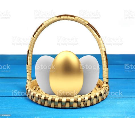 푸른 나무 테이블에 바구니에 백색 및 황금 부활절 달걀입니다 3 차원 일러스트 레이 션 0명에 대한 스톡 사진 및 기타 이미지 0명 3차원 형태 계절 Istock