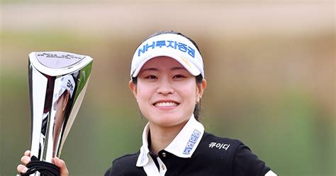 St포토 박민지 트로피 들고 환한 미소