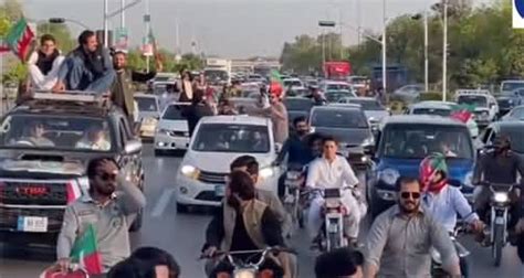 Huge Crowd Moving Towards Islamabad To Attend Imran Khans Jalsa