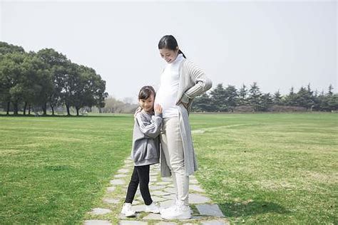 女儿听妈妈的肚子摄影图67204480图片素材免费下载 编号961938 潮点视频