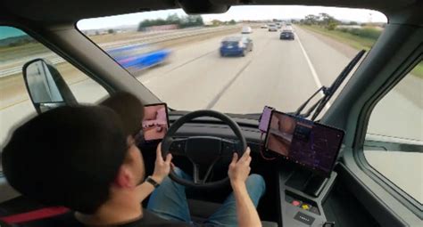 Tesla Entrega Su Primer Camión Eléctrico De La Mano De Elon Musk El