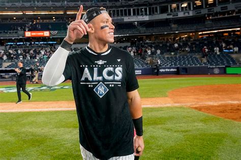The Reason Yankees Aaron Judge Kissed The Ny Logo On His Jersey After