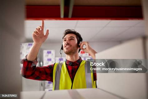 선반에서 상자를 가져 오는 물류 유통 창고에서 헤드셋을 착용하는 남성 근로자 창고에 대한 스톡 사진 및 기타 이미지 창고 20 29세 25 29세 Istock