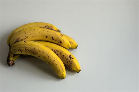 흰색 배경과 복사 공간으로 찢어진 바나나의 고립 된 무리의 보기 0명에 대한 스톡 사진 및 기타 이미지 0명 개체 그룹