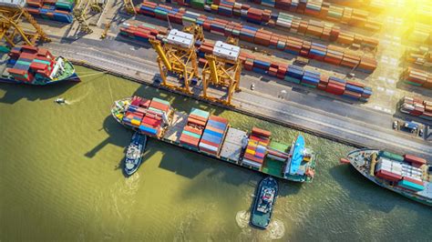 물류 및 운송 컨테이너 화물선 및 일출 물류에서 일 하는 조선소에서 크레인 다리와 화물 비행기의 수입 수출 및 수송 산업 배경 건설 산업에 대한 스톡 사진 및 기타 이미지