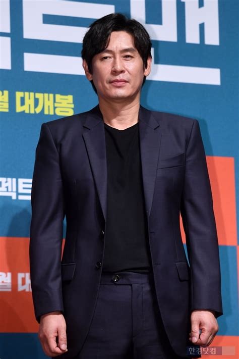 포토 설경구 진중한 남자
