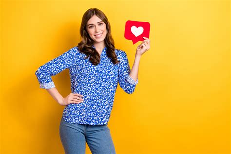 화려한 긍정적 인 레이디 블로거가 세련된 옷을 입고 빨간 종이 카드 스탠드를 들고 노란색 배경에 고립 된 빈 공간을 잡는 사진 20 24세에 대한 스톡 사진 및 기타 이미지