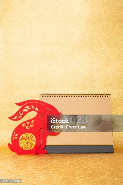 중국의 수직 구성 번역에서 황금 배경에 2023년 달력이 있는 토끼 마스코트의 중국 설날은 포춘 로고 없음 상표 없음 0명에 대한 스톡 사진 및 기타 이미지 Istock