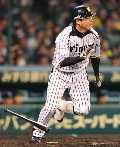 ＜神・ヤ＞3回2死二塁、新井は中前適時打を放つ ― スポニチ Sponichi Annex 野球