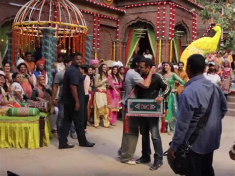 SRK Hugs Salman On The Sets Of Baby Ko Bass Pasand Hai