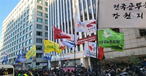 “안전 펜스 밀자 사진 지워라”민노총 집회서 참가자 경찰과 충돌