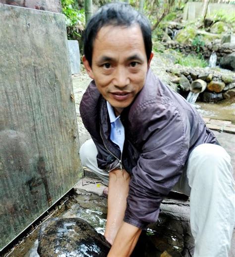 男子意外捕獲現存最大的娃娃魚考慮後竟果斷原地放生 每日頭條