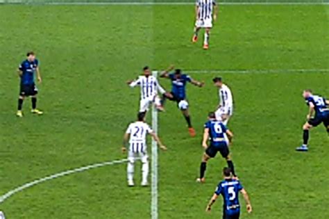 Rigore Per La Juve Tra Le Proteste Rabbiose Dellinter Il Fallo Di