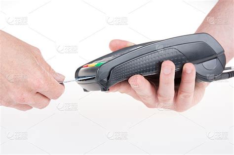 通过终端机使用信用卡付款的时刻