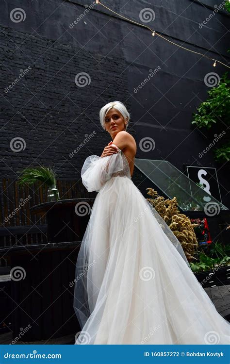 Linda Noiva Loira De Vestido Branco Nua E Tatuagem Foto De Stock Imagem De Feliz Modelo
