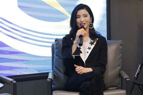 龚蓓苾亮相丝路国际电影节 酷飒披风造型气场值拉满 360娱乐，你开心就好