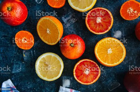 혈액 오렌지 Mandarines 블루 돌 배경에 얼음 조각과 레몬으로 신선한 익은 감귤의 혼합 최고의 볼 수 있습니다 0명에