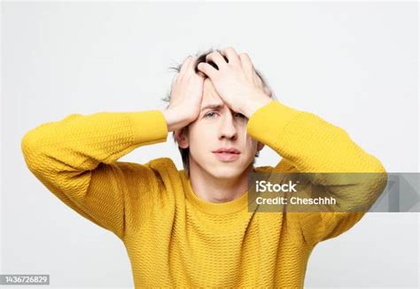 노란 스웨터를 입은 청년은 놀람 표정 두려움 흥분된 얼굴로 두려워하고 충격을 받았다 25 29세에 대한 스톡 사진 및 기타