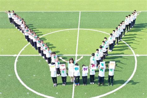 상하이 초등학교 1~3학년과 유치원 개학하트 모양으로 기쁨 표현한 학생들 6
