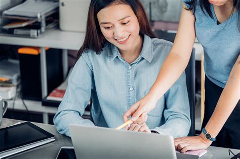 2 아시아 여자 동료 인과 사무실 집에서 모임 비즈니스 노트북 비즈니스 팀워크에 기획에 대 한 토론 친구 함께 컨설팅 작업 2