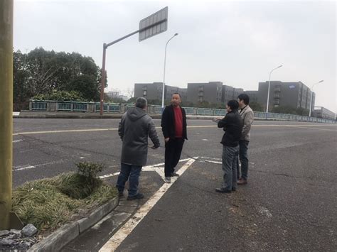 城建科对春晓建成区局部病害路面进行排查