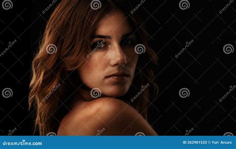 Sensualité Noire Une Jeune Femme Magnifique Regardant Par dessus Son