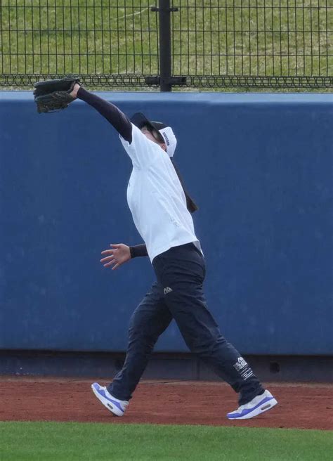清宮の打球を捕球する参加者（撮影・高橋茂夫） スポニチ Sponichi Annex 野球