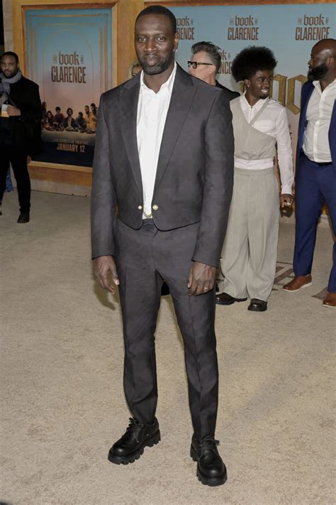 Omar Sy En Costume Gris Et Chemise Blanche