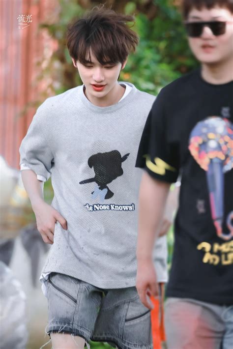 丁程鑫团综沙滩奔跑路透，简单t恤 短裤，海边肆意奔跑