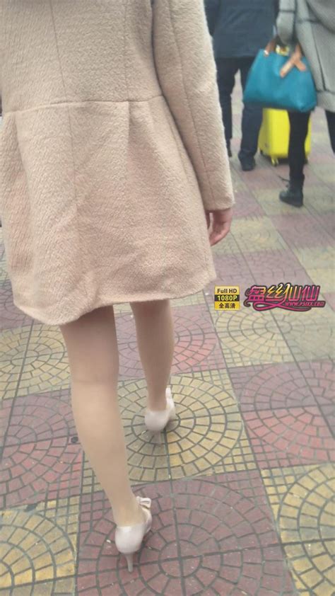终于等到她下车 万人焦点嫩滑丝袜美腿 路上回头率100 盘丝仙仙 美丝街拍视频网