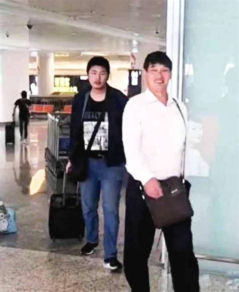 大衣哥朱之文，終忍受不了村民貪心，無奈全家搬家，看完眼紅了 每日頭條