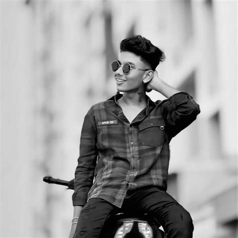 प्रणव लिमकर 🤴🏻🪽 Xpanya • Threads Say More