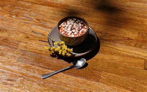 마쉬 멜 로우와 함께 뜨거운 Cappuccino의 낯 짝입니다 숟가락과 나무 테이블 배경에 말린된 꽃으로 커피 한잔 0명에 대한 스톡 사진 및 기타 이미지 Istock