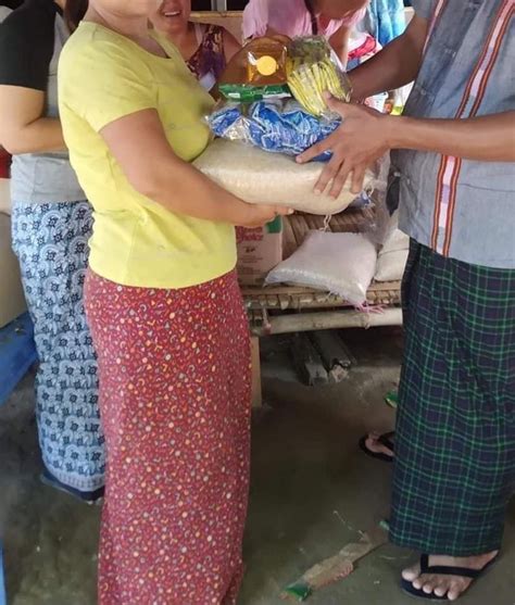 မိဘမဲ့ဂေဟာနဲ့ စားဝတ်နေရေးခက်ခဲနေတဲ့ ပြည်သူတွေအတွက် စားသောက်ကုန်တွေ လှူဒါန်းလိုက်တဲ့ ရေဗက္ကာဝင်း