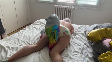 哼哼唧唧地睡着我的尿布和独角兽气球懒汉