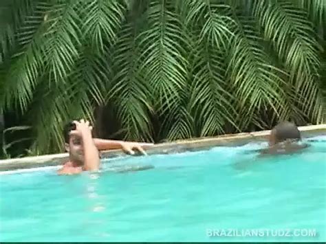 巴西泳池边三人行 Xhamster