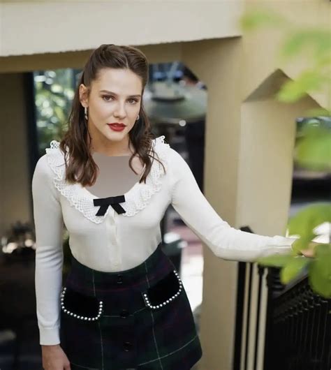 چهره زیبا و بی عیب و نقص آلینا بوز هوش از سر می برد