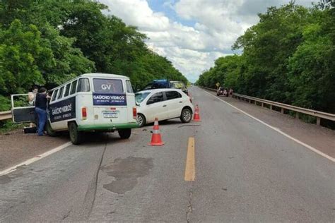 Colisão entre carro e van deixa uma pessoa morta e cinco feridas na BR
