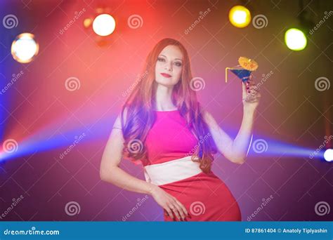 Bella Ragazza Dai Capelli Rossi In Un Dancing Del Night Club Fotografia Stock Immagine Di Luce