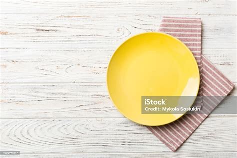음식에 대 한 식탁보에 빈 둥근 노란색 접시에 색깔 배경에 상위 뷰 디자인을위한 공간이있는 냅킨에 빈 접시 0명에 대한 스톡 사진 및 기타 이미지 Istock