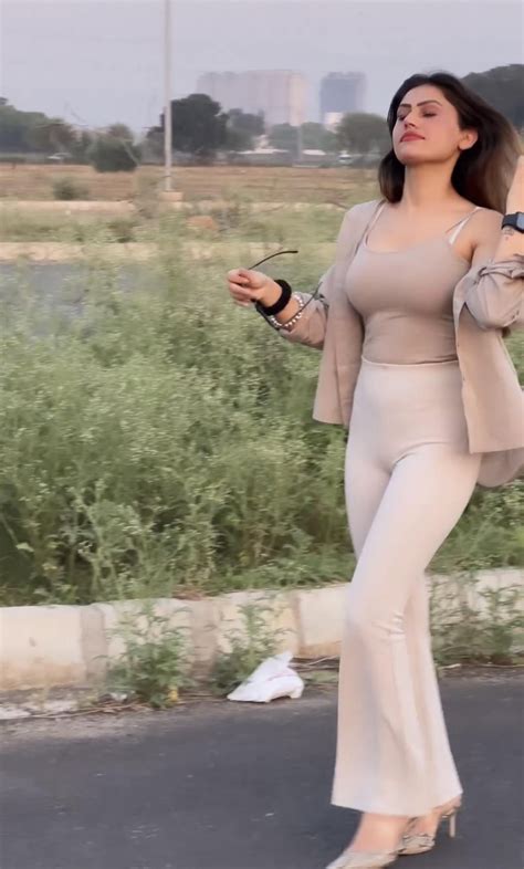 Hyee Raavi Tere Vadde Mumme Sali Jaan Jaan Tight Dress Pake Nikldi Aa