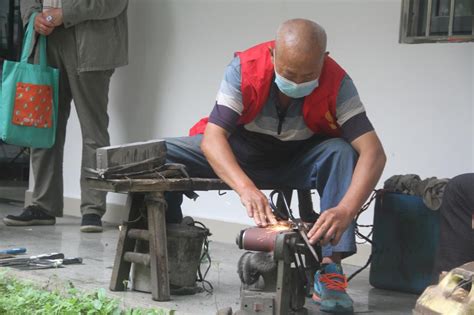 “志愿服务进社区·爱心活动促和谐”公益磨刀服务 西南石油大学社区
