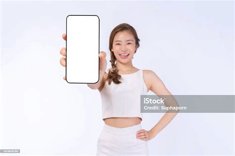 빈 화면 흰색 배경에 격리된 광고 배너를 위한 흰색 화면 빈 복사 공간을 보여주는 아름다운 아시아 젊은 여성 25 29세에 대한