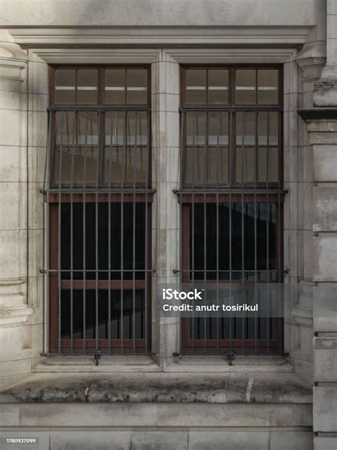 Bingkai Jendela Kaca Dengan Eksterior Di Balik Jeruji Bangunan Kuno Foto Stok Unduh Gambar